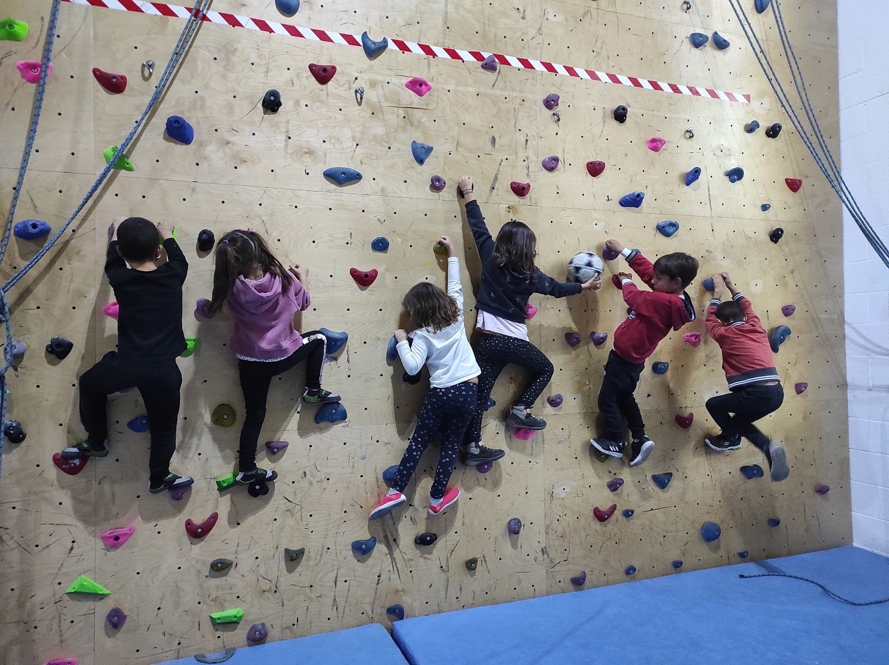 Escalada en The Factory Boulder • Donosti en Familia